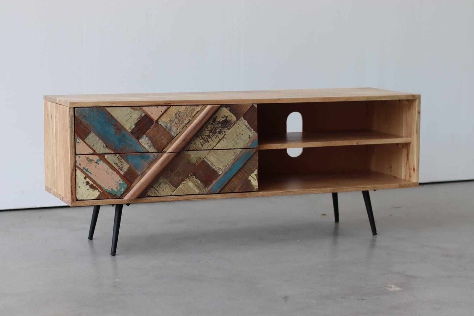 TV meubel Bijvangst Horizon 115 cm - Gerecycled hout visgraat design ...